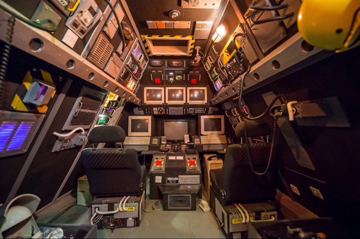 Awesome Retro Spaceship Gaming Room | Spinning Piledriver